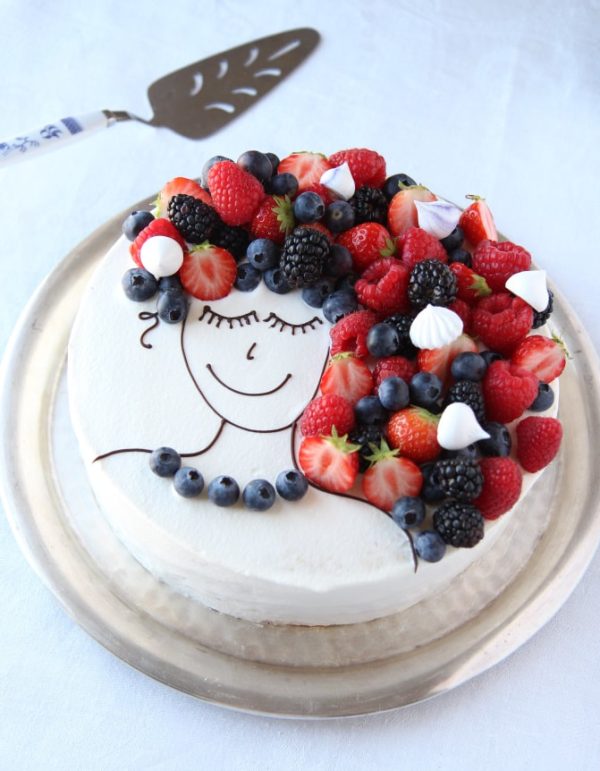 Fromasjkake med bær (+ tallkake) - krem.no