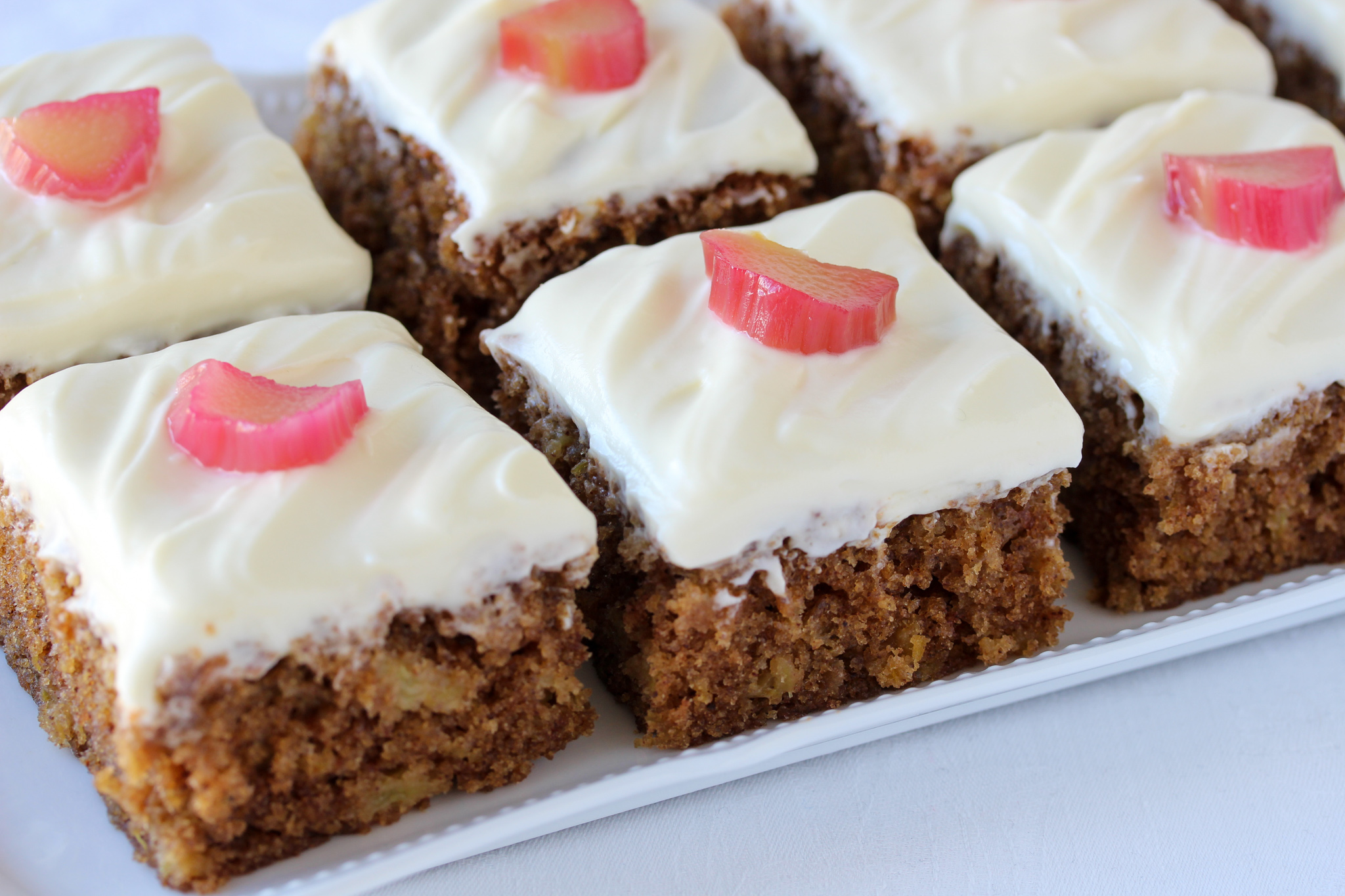 Saftig rabarbrakake i langpanne - Krem.no