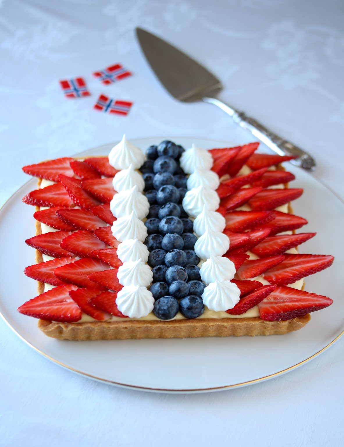 17. mai-terte med vaniljekrem og bær - Krem.no